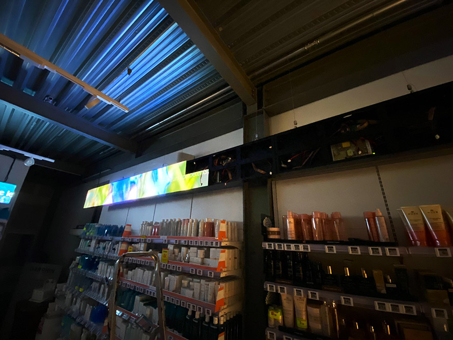 Bandeau LED indoor de 18m pour des publicités de marques en pharmacie ...